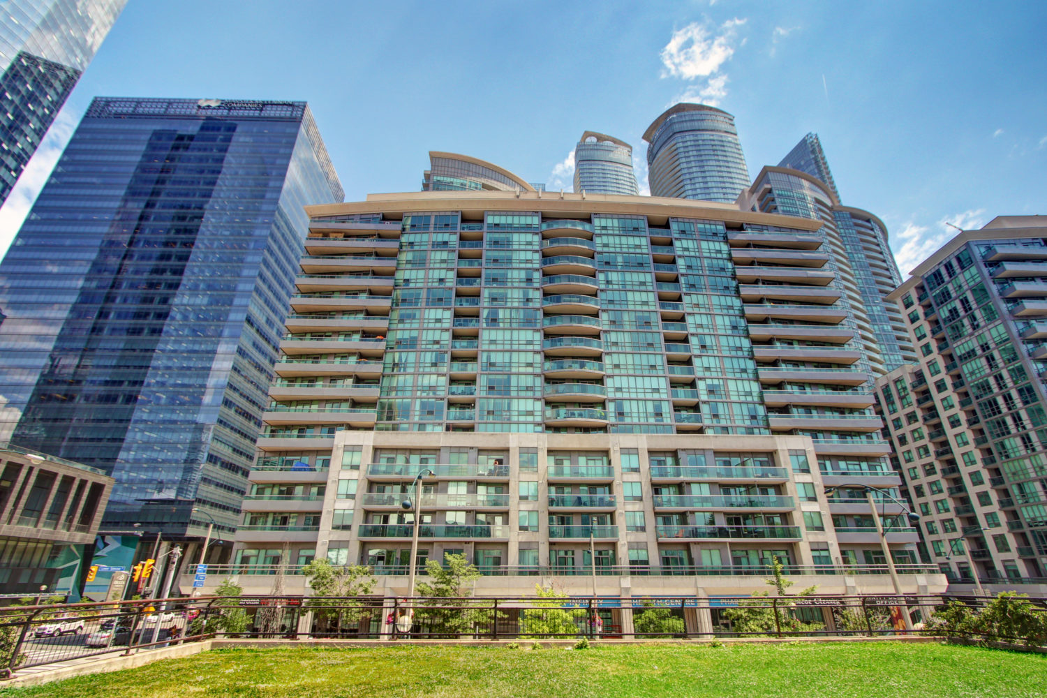 CARE Listing : 51 Lower Simcoe St #1710